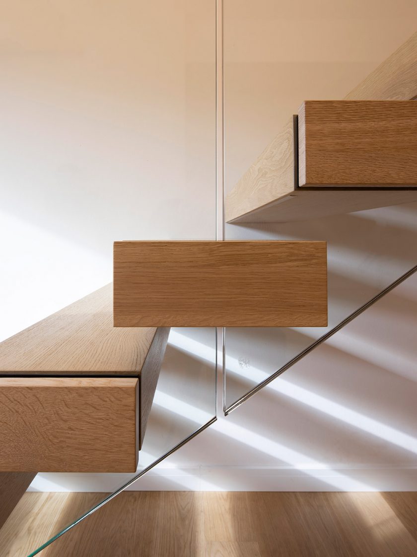 Gerade Kragarmtreppe mit Glasgeländer | Nautilus Treppen