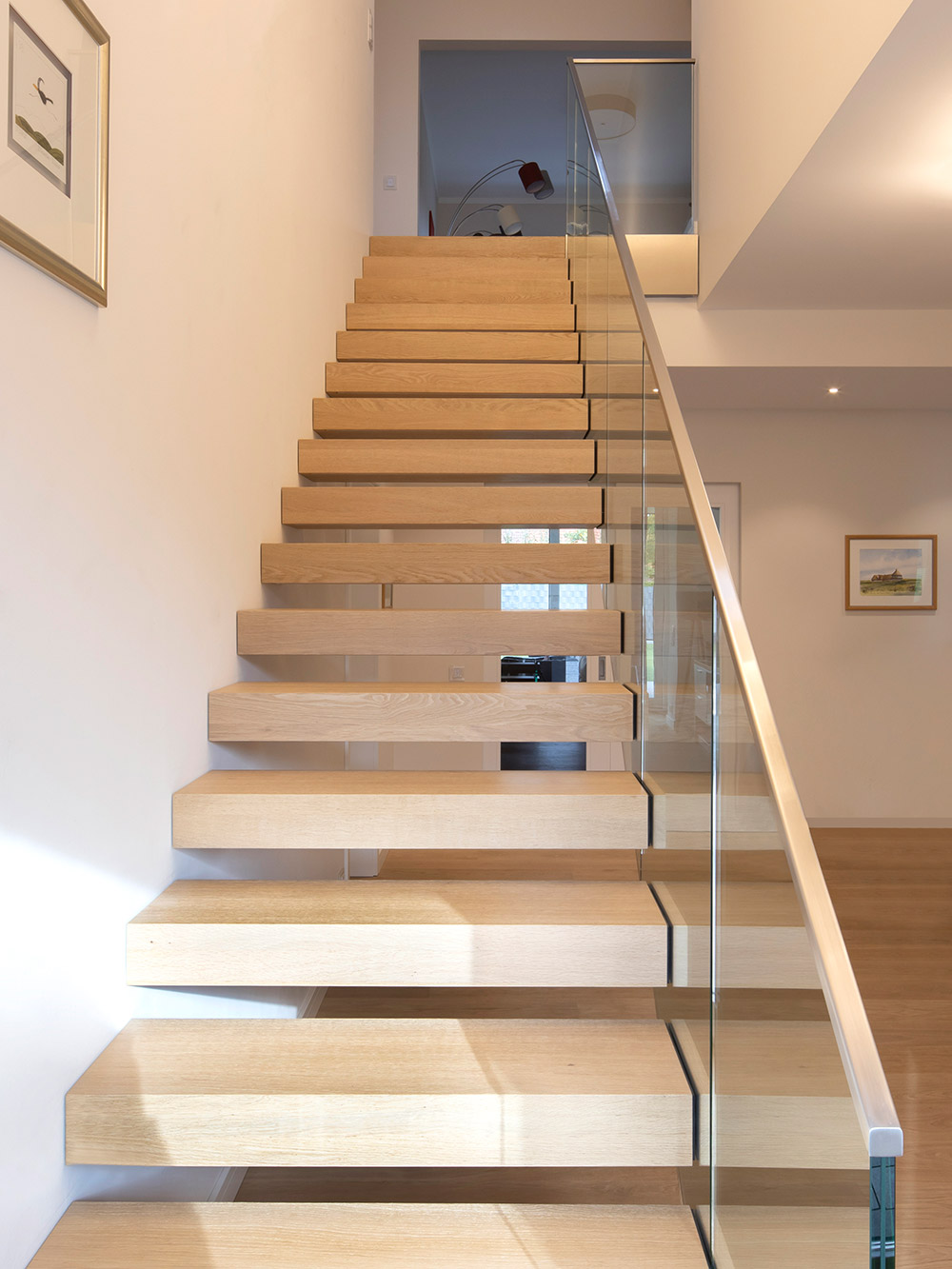 Gerade Kragarmtreppe mit Glasgeländer | Nautilus Treppen